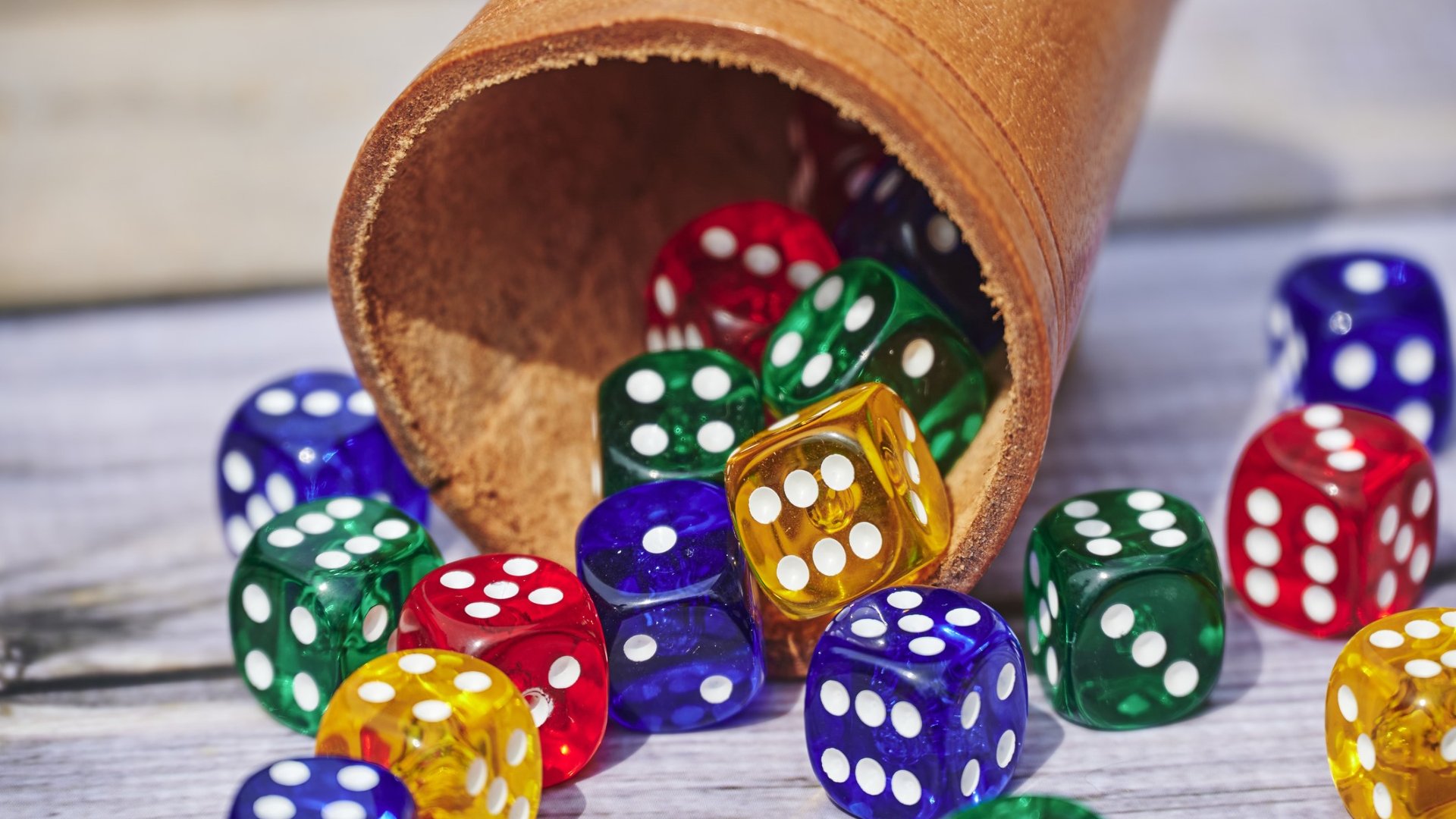 Spiele mit Würfeln: 5 Dauerbrenner, die ihr kennen solltet